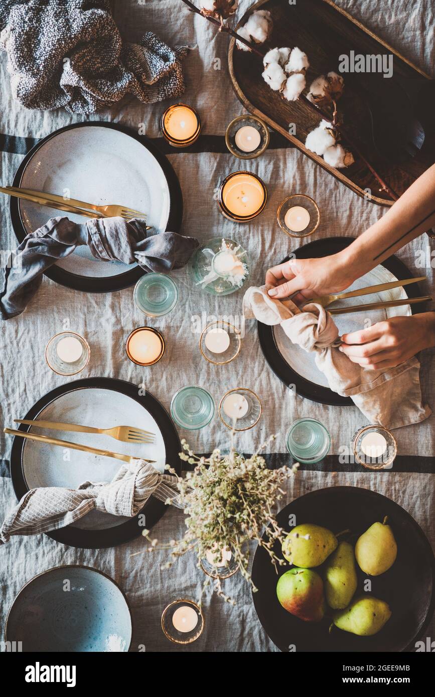 Apparecchiare la tavola per la cena di famiglia immagini e fotografie ...