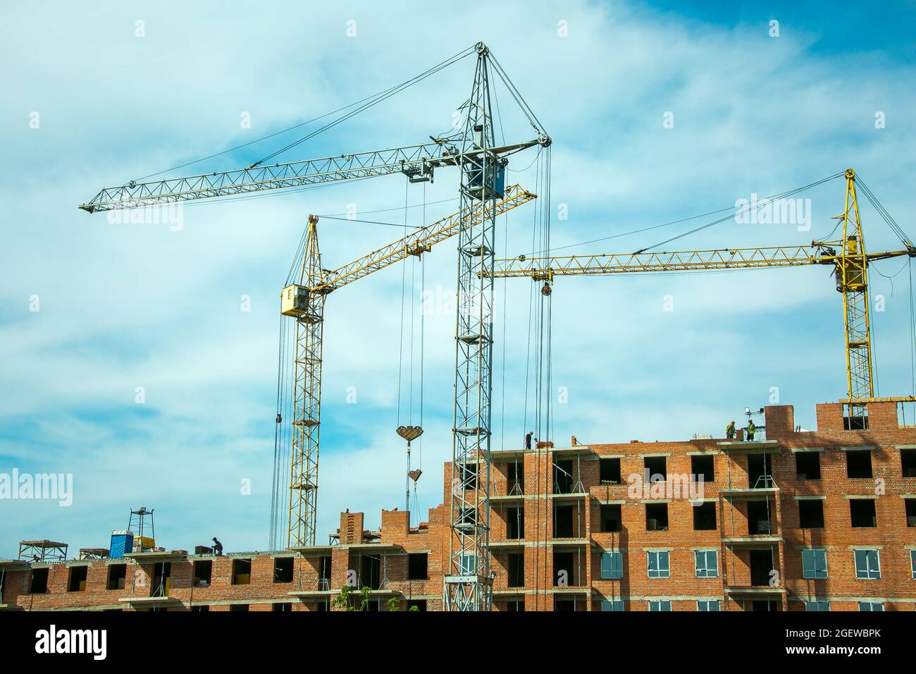 Lavori di costruzione e installazione con diverse gru a torre. Nuovo ...