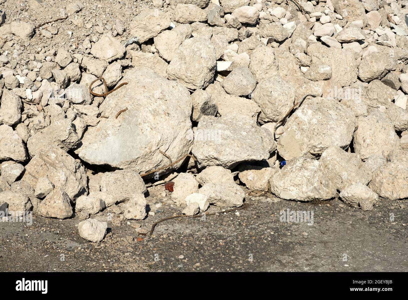 Calcestruzzo fracassato immagini e fotografie stock ad alta risoluzione ...