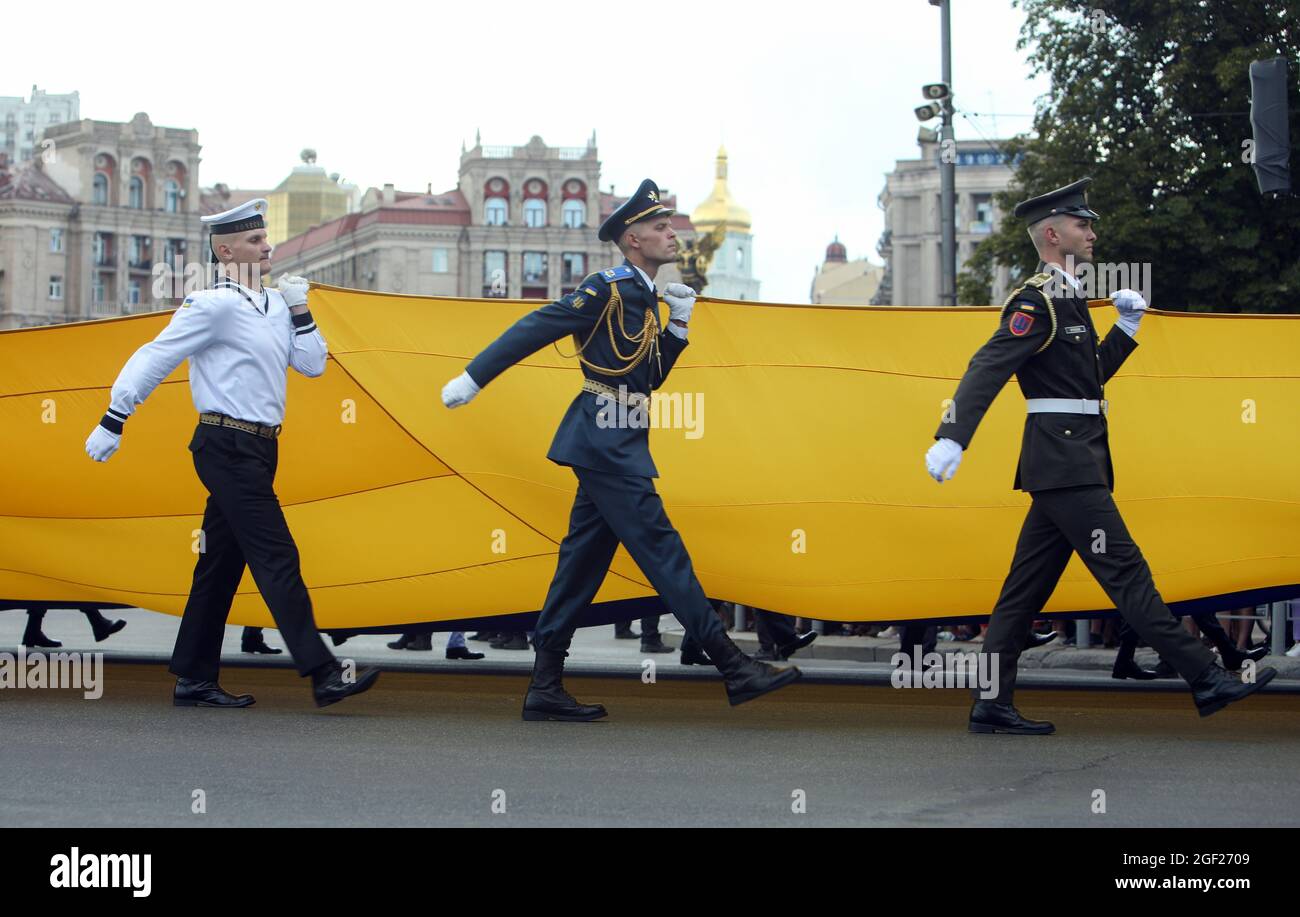KIEV, UCRAINA - 22 AGOSTO 2021 - le guardie d'onore che rappresentano ...