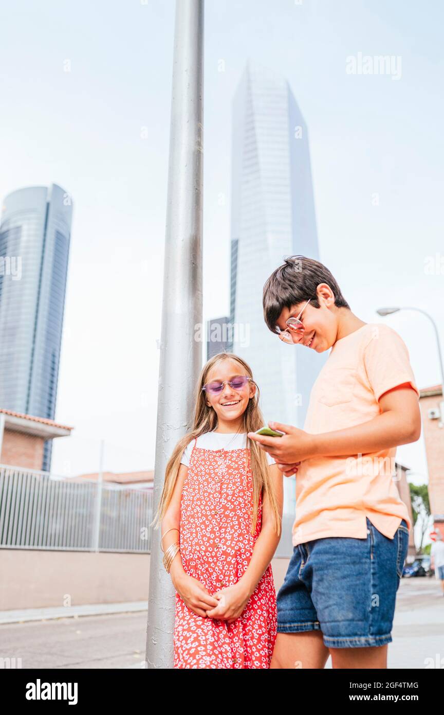 Ragazza con la mano alzata immagini e fotografie stock ad alta ...