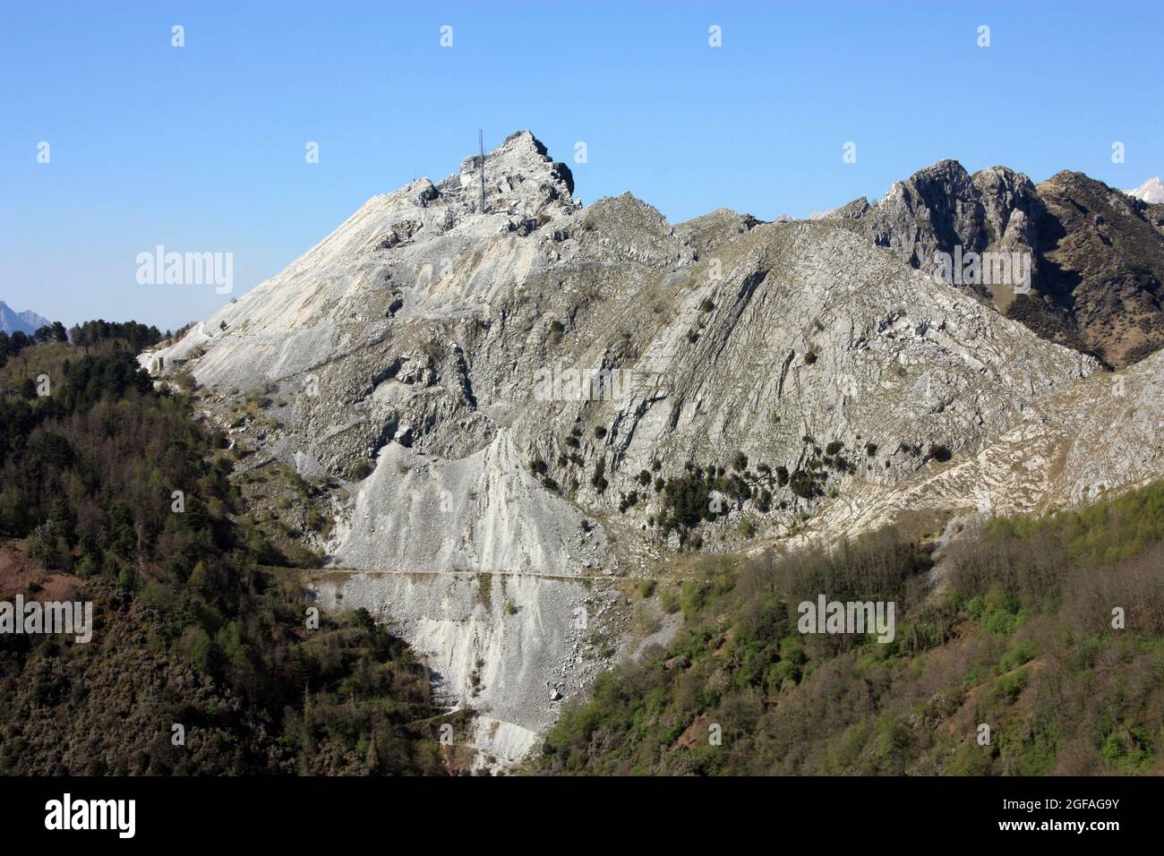 Spettacolo naturalistico di vedute mozzafiato dalle cime delle Alpi ...