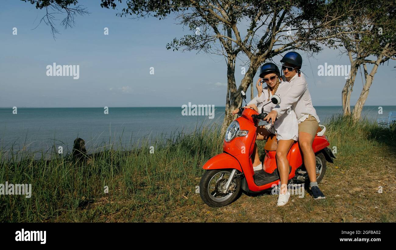 Just married scooter immagini e fotografie stock ad alta risoluzione ...