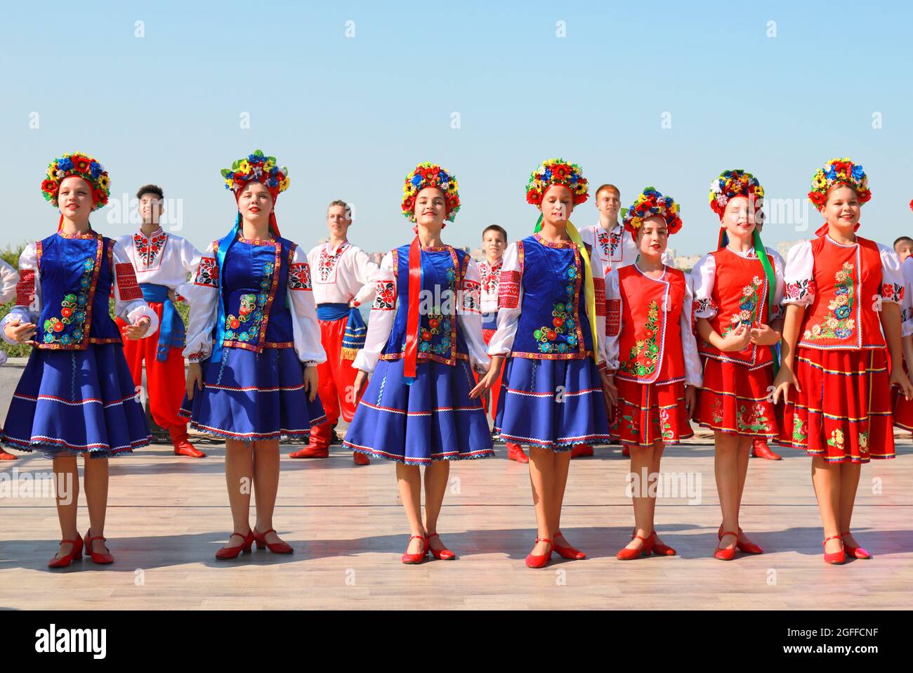 Le Ragazze Ballano La Danza Nazionale Ucraina In Costumi Popolari