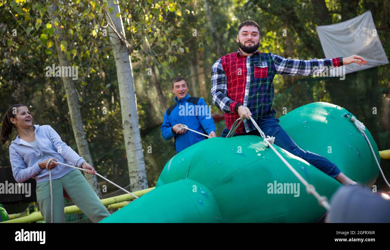 Persone che attraversano ostacoli immagini e fotografie stock ad alta ...