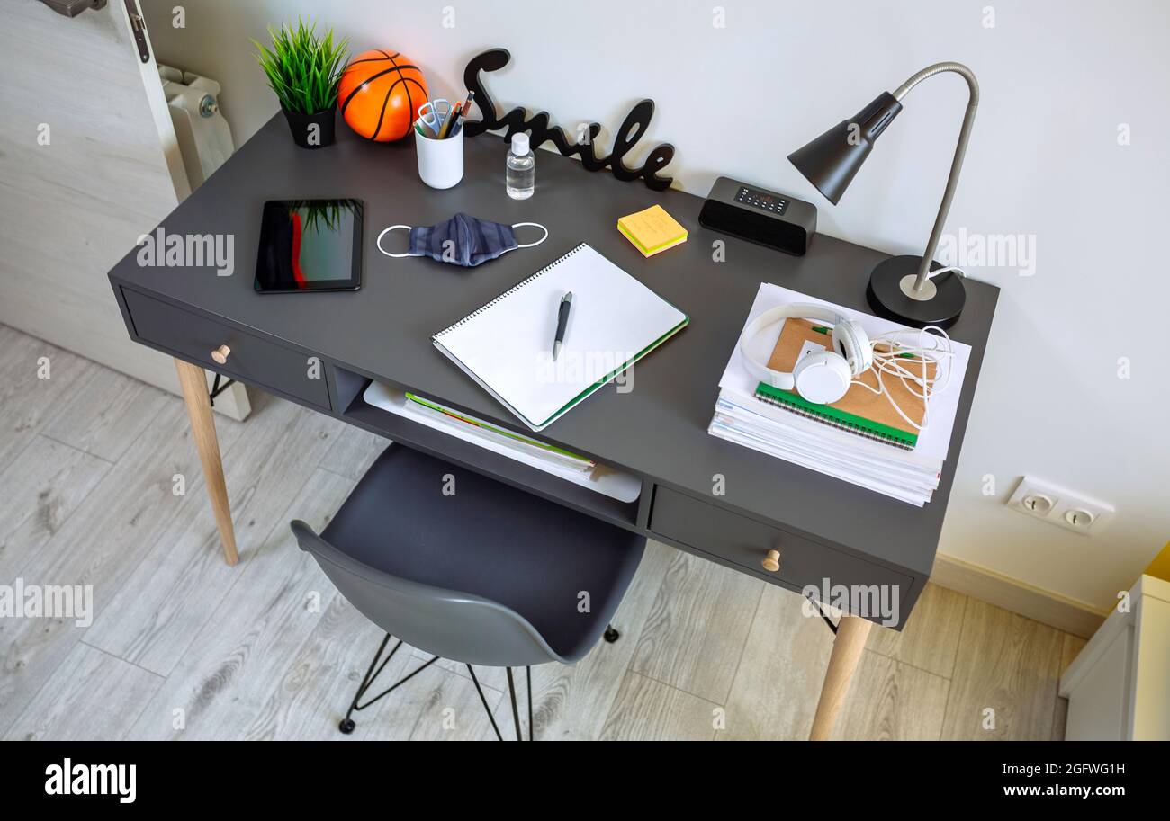 Cameretta scrivania immagini e fotografie stock ad alta risoluzione - Alamy