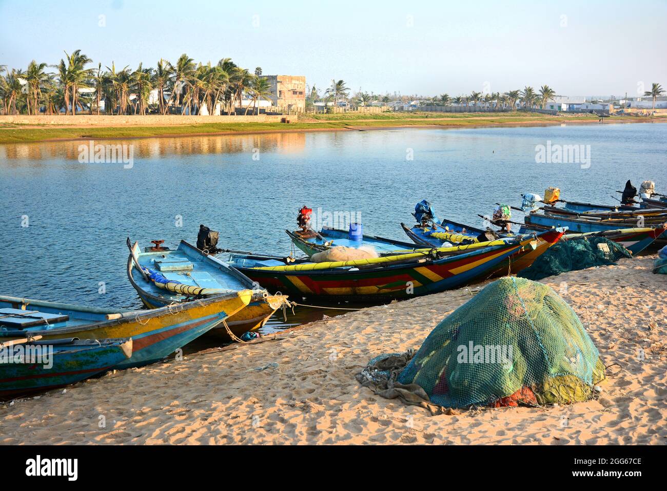 Le piccole barche da pesca si trovano in piedi nelle acque posteriori ...