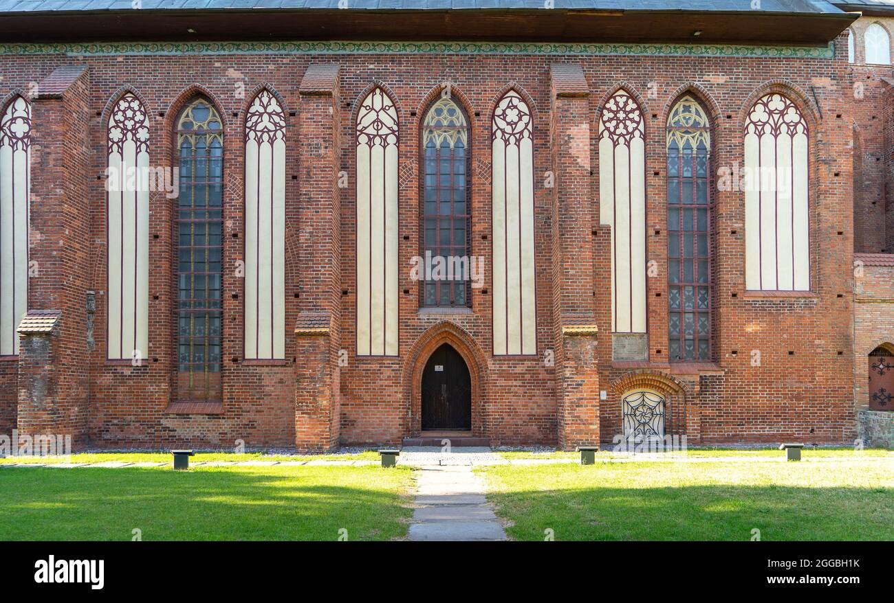 Muro, finestre e porta della Cattedrale di Konigsberg, monumento in ...