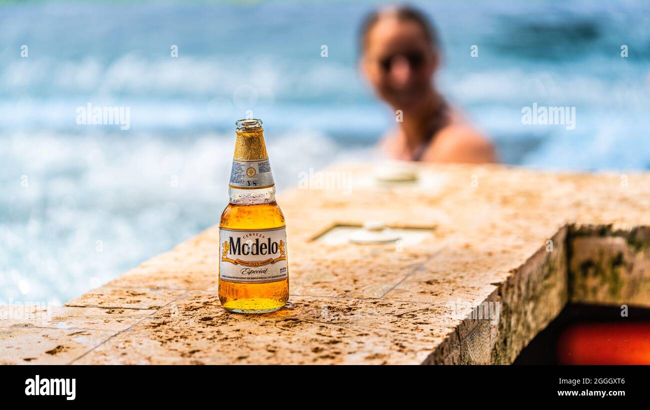 Modelo birra immagini e fotografie stock ad alta risoluzione - Alamy