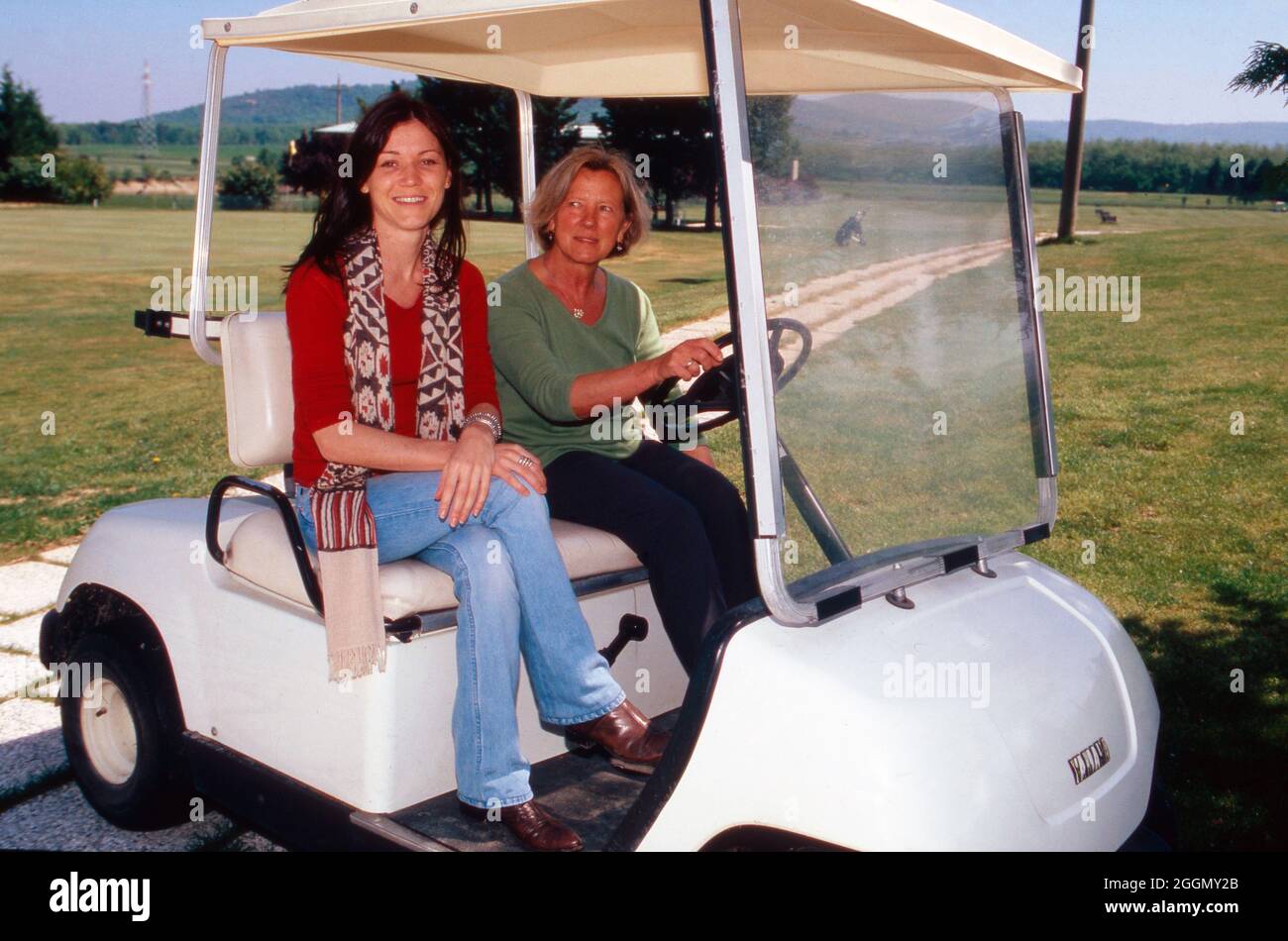 Patrizia Lamborghini und ihre Mutter Maria Teresa im Elektromobil auf ...