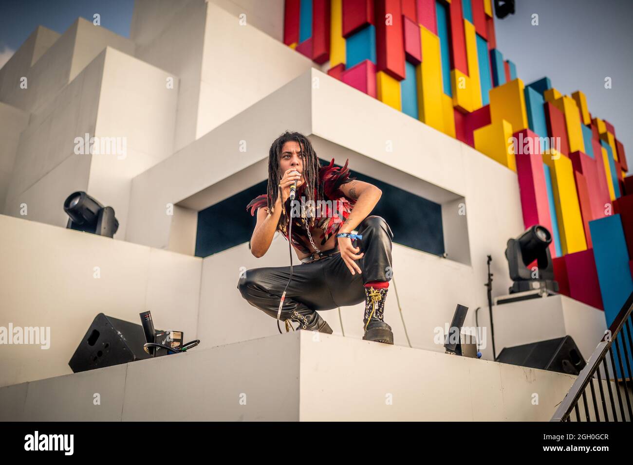 Nuha Ruby Ra si esibisce per la folla al festival "idles on the Downs ...