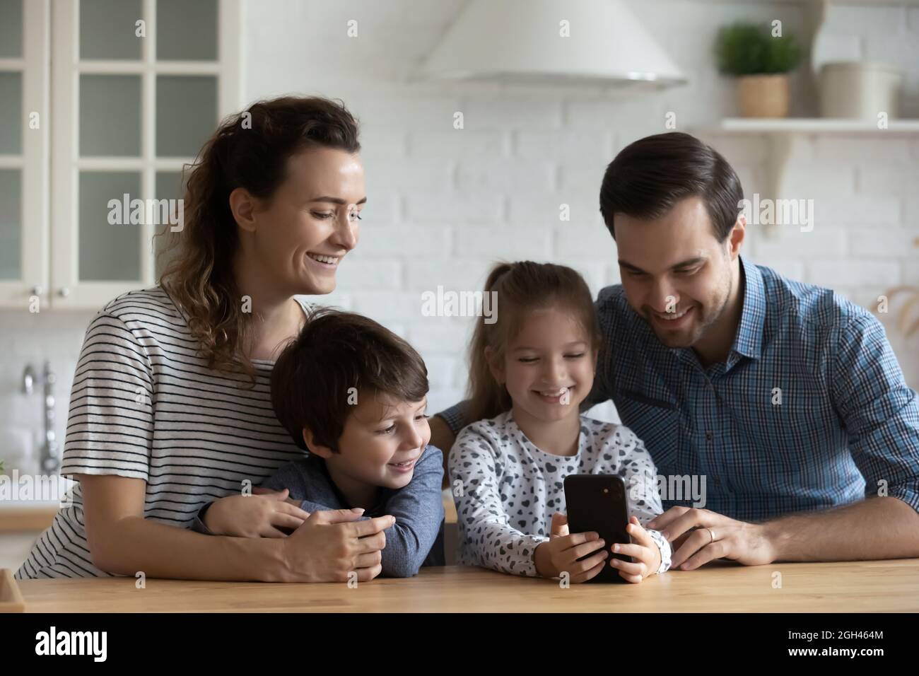 Mamma usando il telefono con i bambini immagini e fotografie stock ad ...