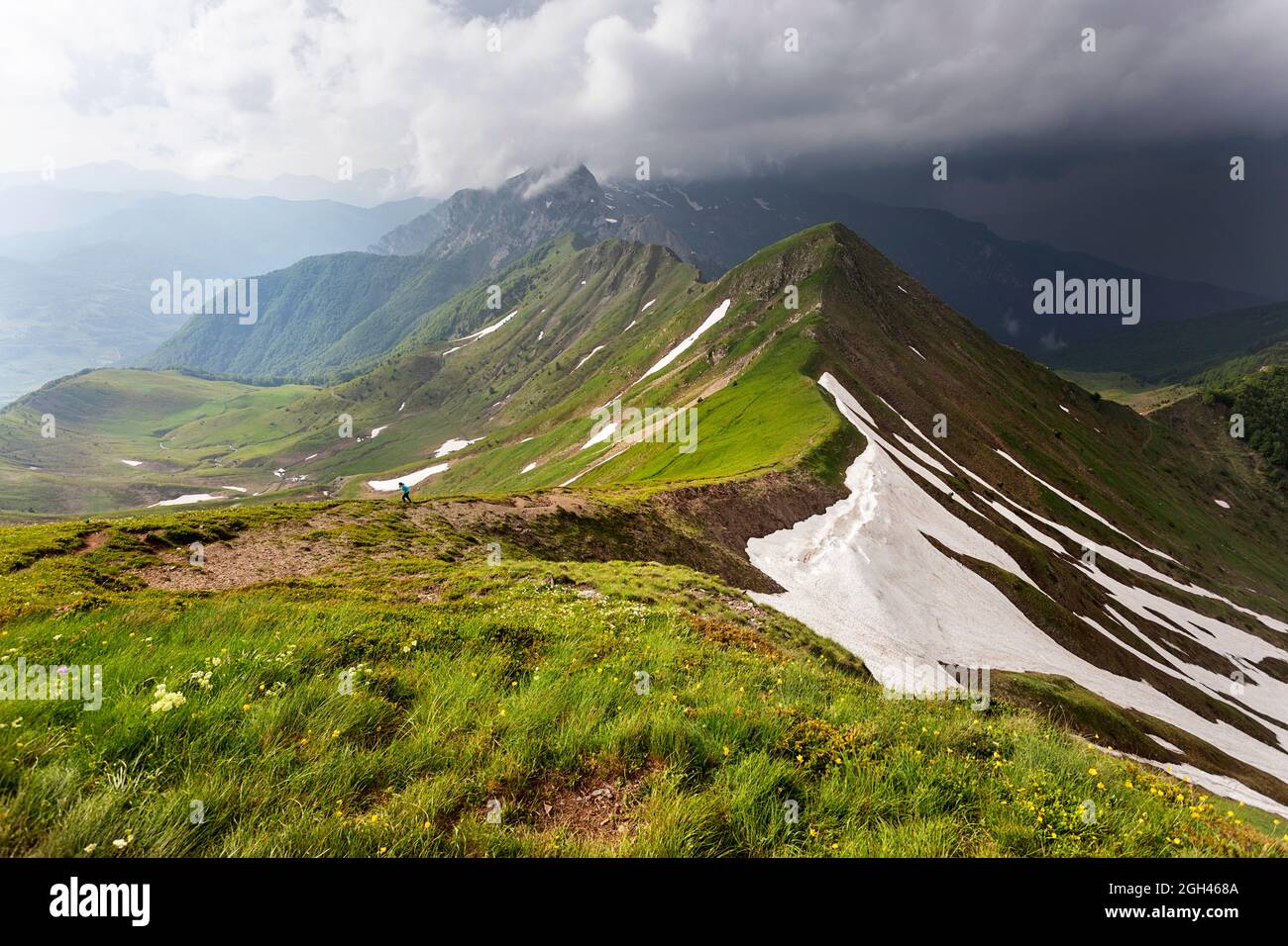 I turisti che camminano sul crinale di montagna fino alla cima della ...