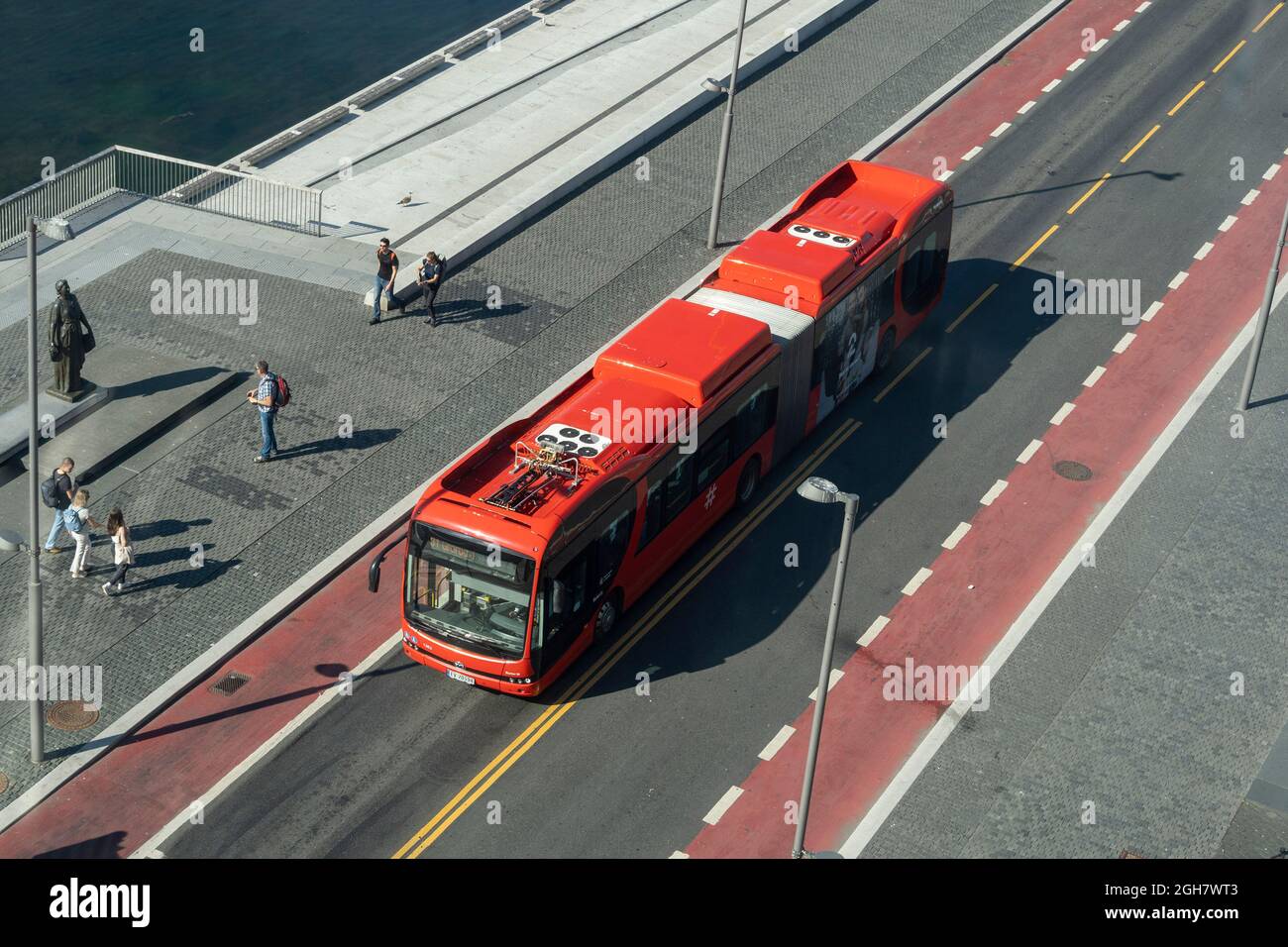 Linea di autobus elettrici immagini e fotografie stock ad alta ...