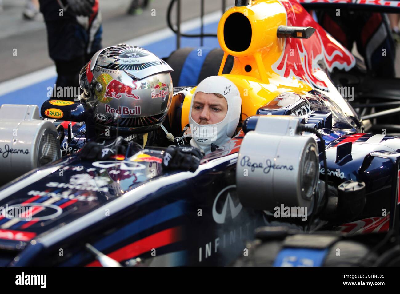 Red bull racing rb8 aspetta di partire dalla pit lane immagini e ...
