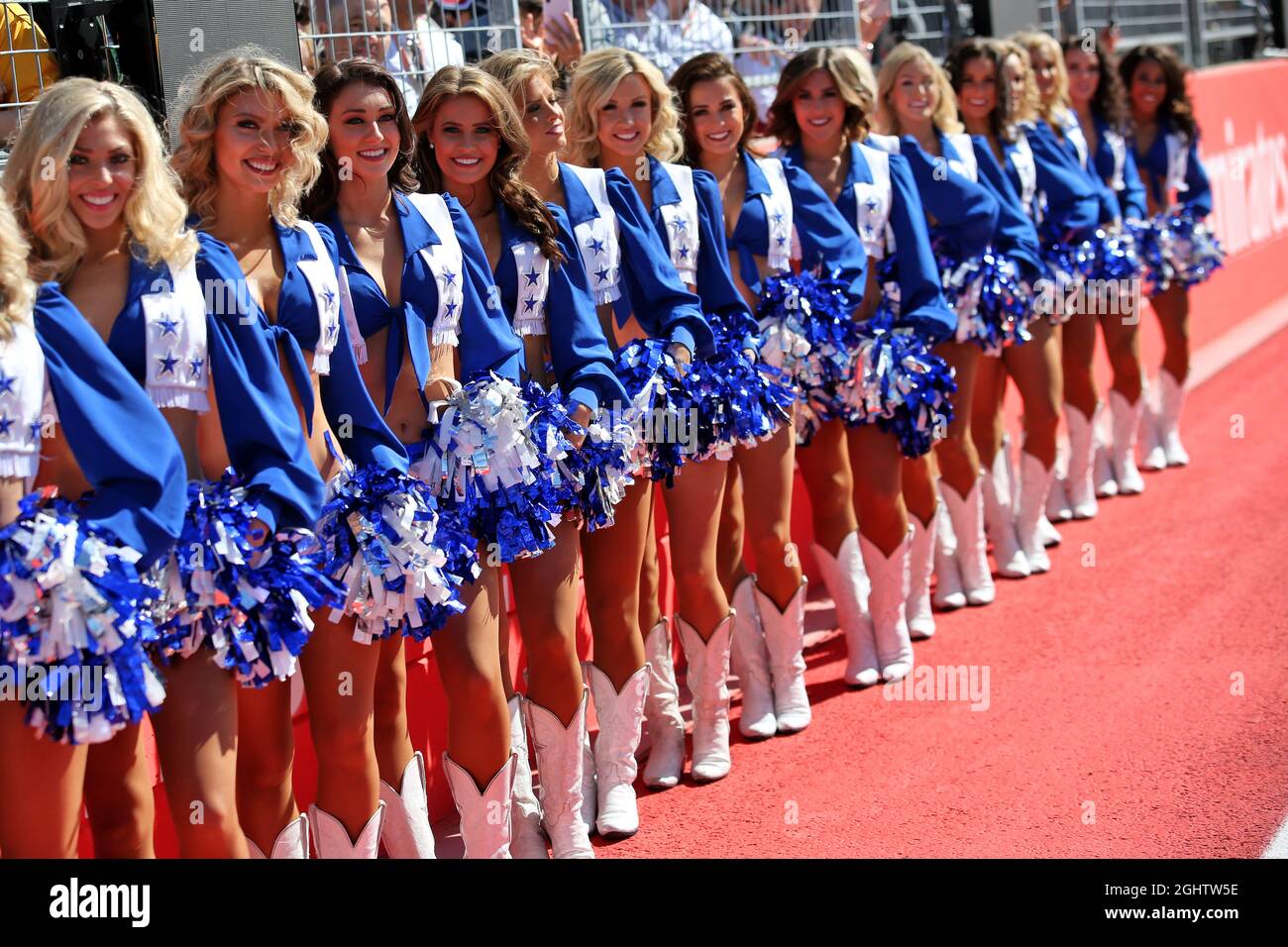 Dallas Cowboys Cheerleaders sulla sfilata dei driver. 03.11.2019 ...
