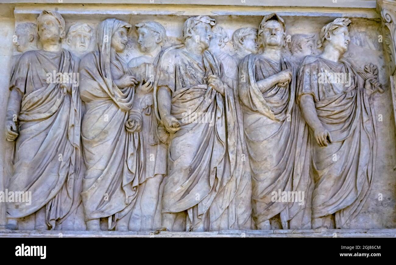Statua della Famiglia Imperiale Empero Tiberio Ara Pacis altare di ...