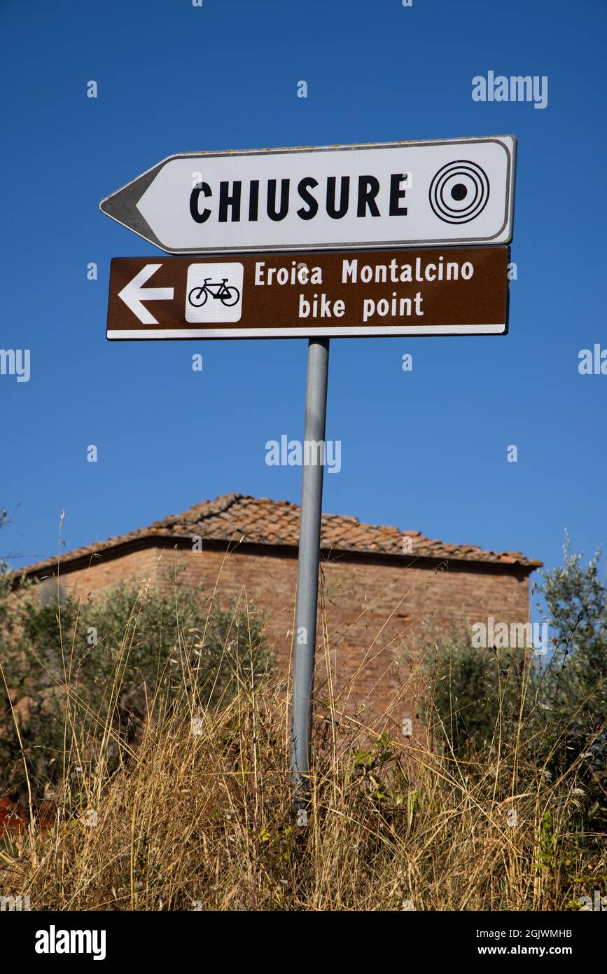 Italia, Toscana. Cartello direzione centro Chiusure e punto bici ...