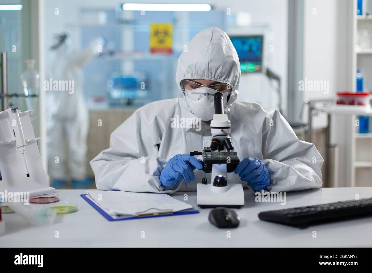 Ricercatore biologo che indossa tuta medica dpi per l'analisi di ...