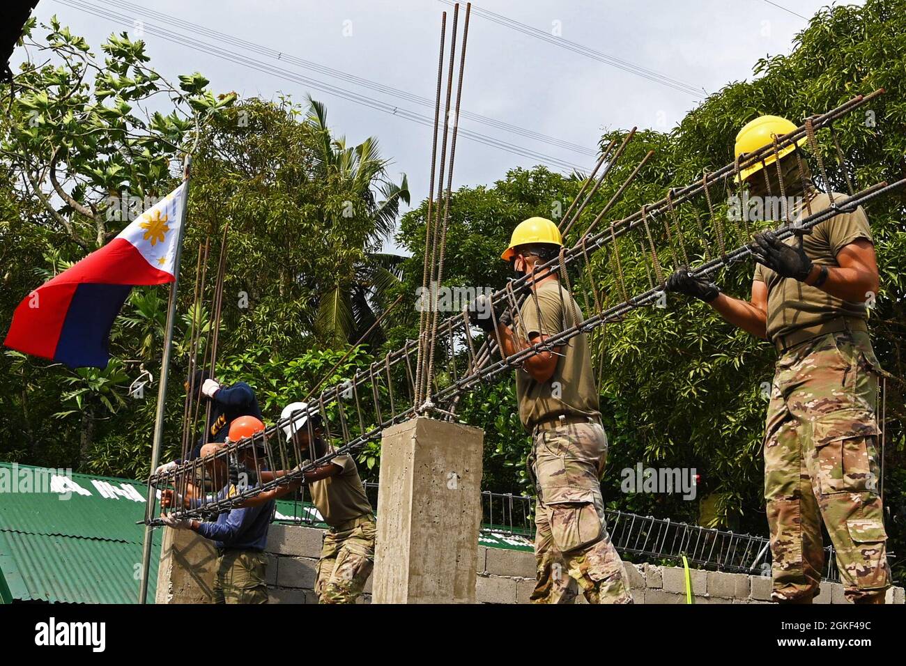 Soldati USA con 561st Engineering Construction Company, 84th ...