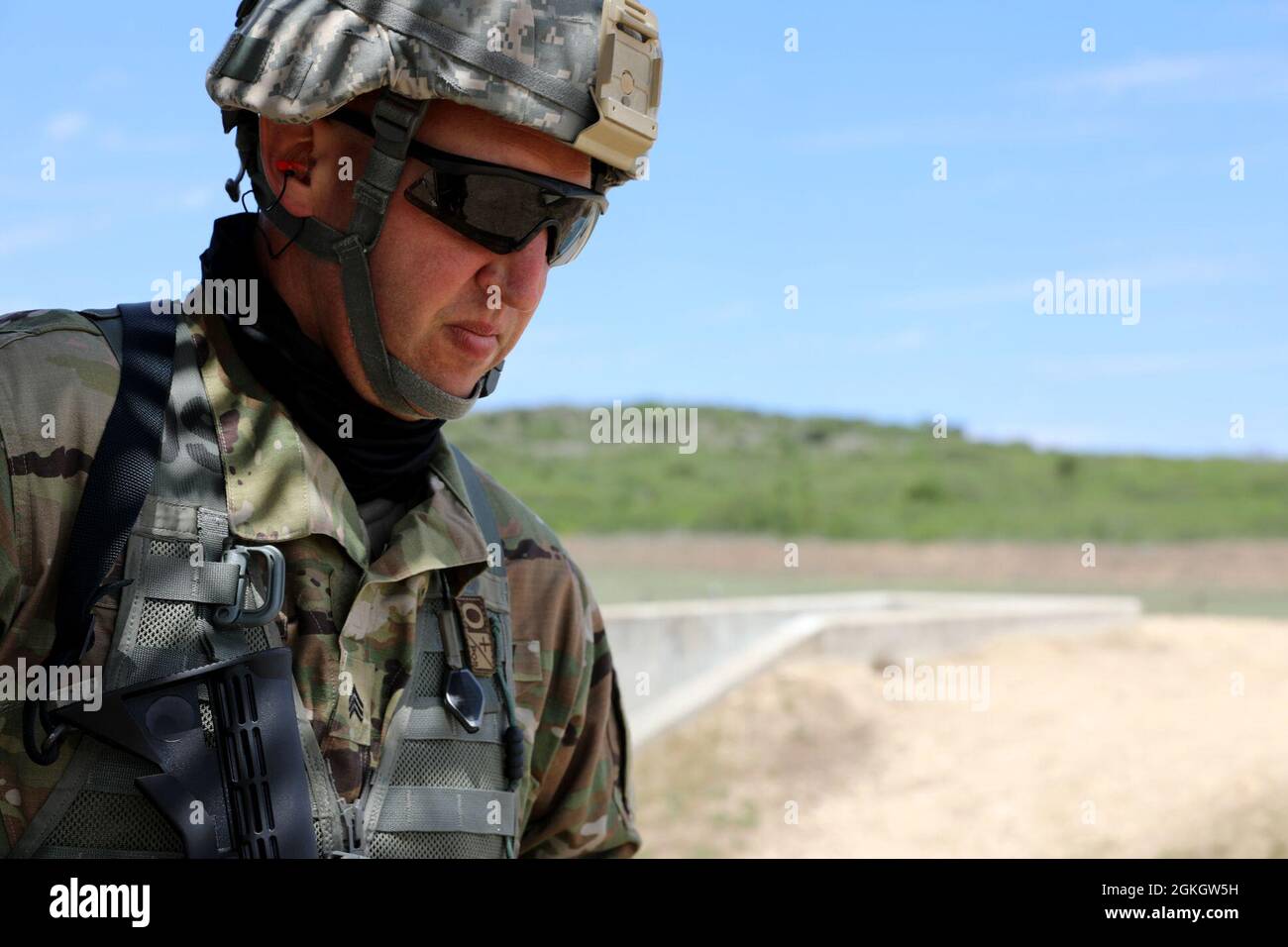 SGT. Joshua Miller si è avvicinato alla linea di tiro durante l'evento ...