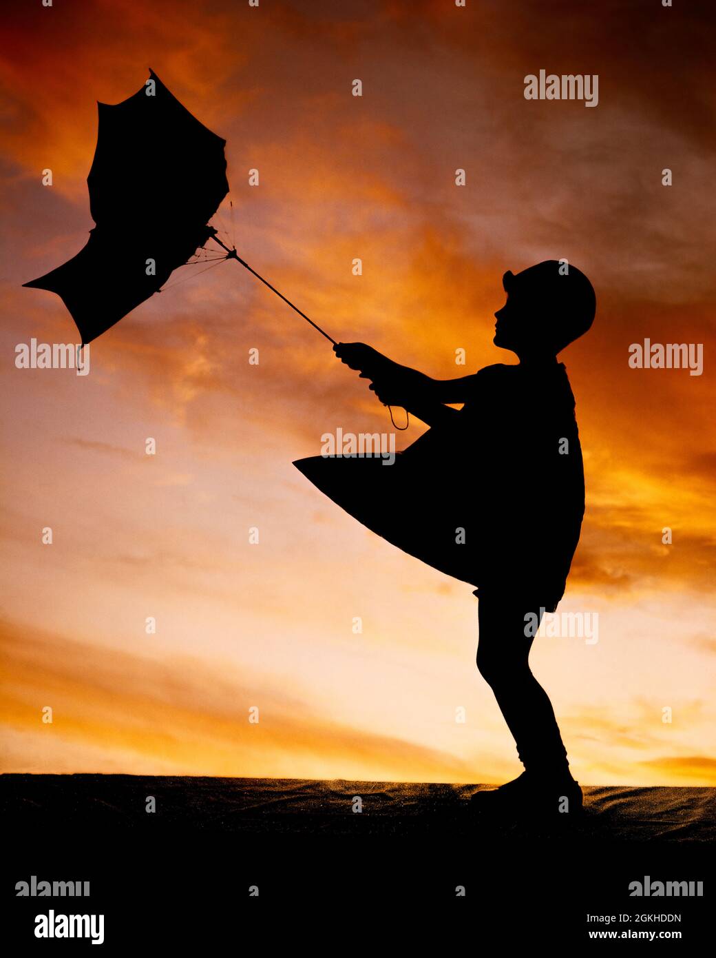 1920 SILHOUETTE ANONIMA DI BAMBINA CON OMBRELLO GIRATO ALL'INTERNO NEL ...