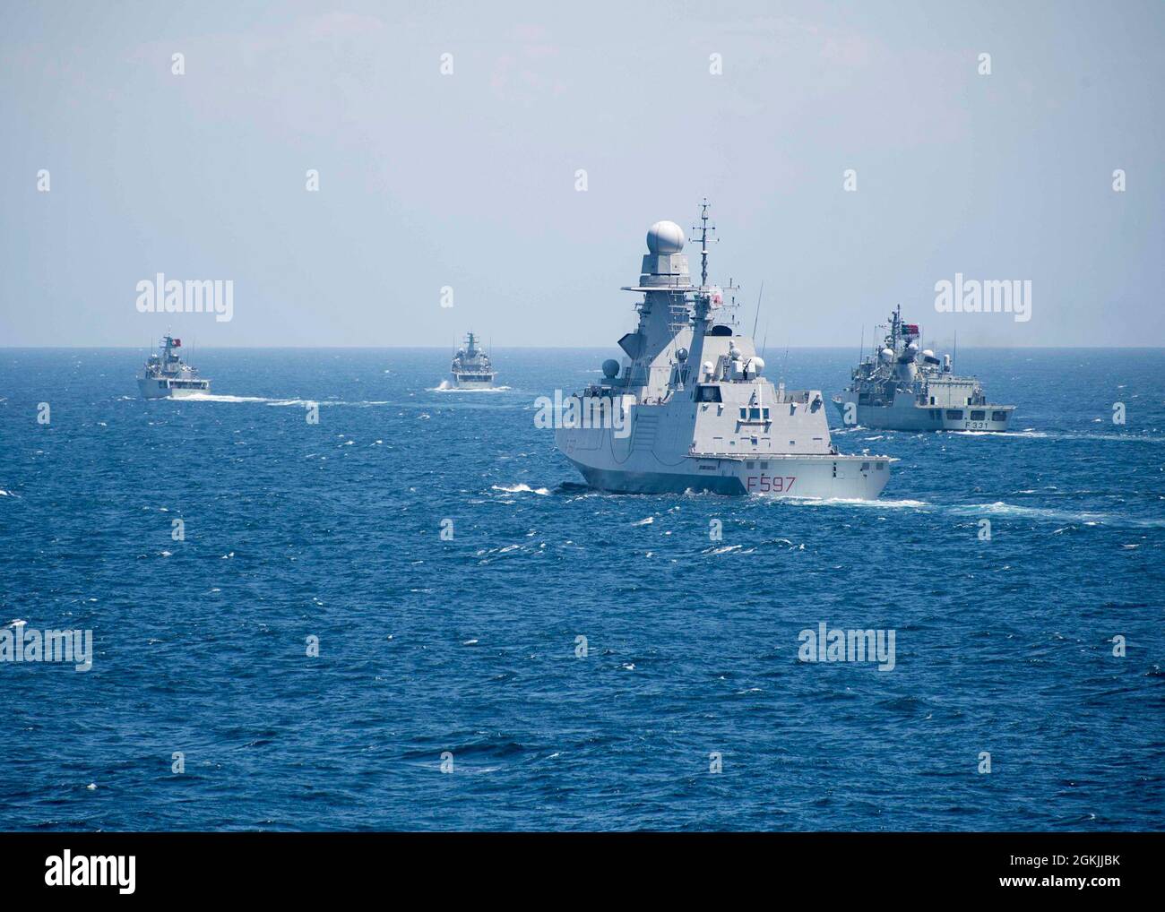 210504-N-NQ285-1116 OCEANO ATLANTICO (4 maggio 2021) la nave portuale ...