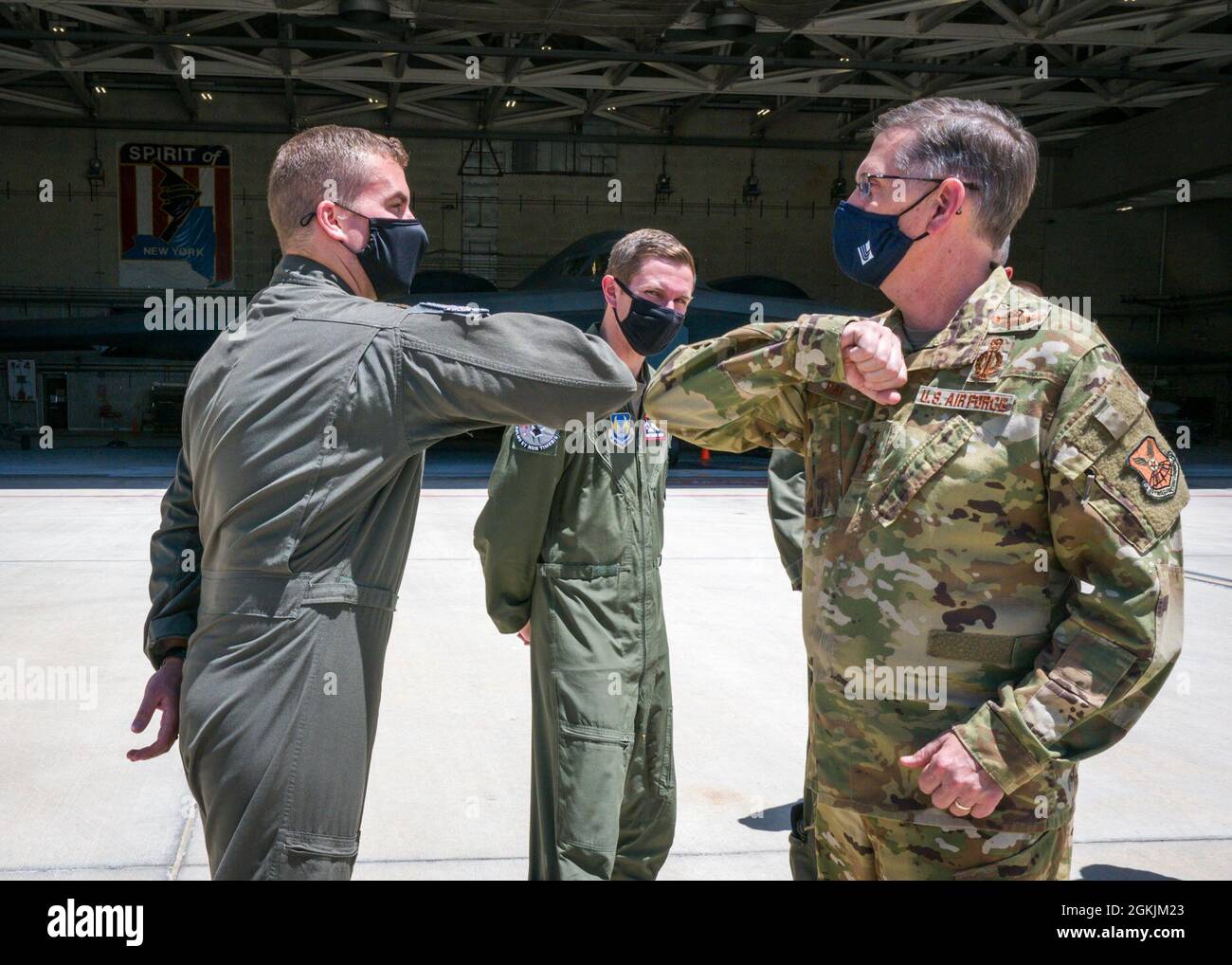Il Major Cameron Horn, 419esimo Flight Test Squadron, saluta il Gen ...