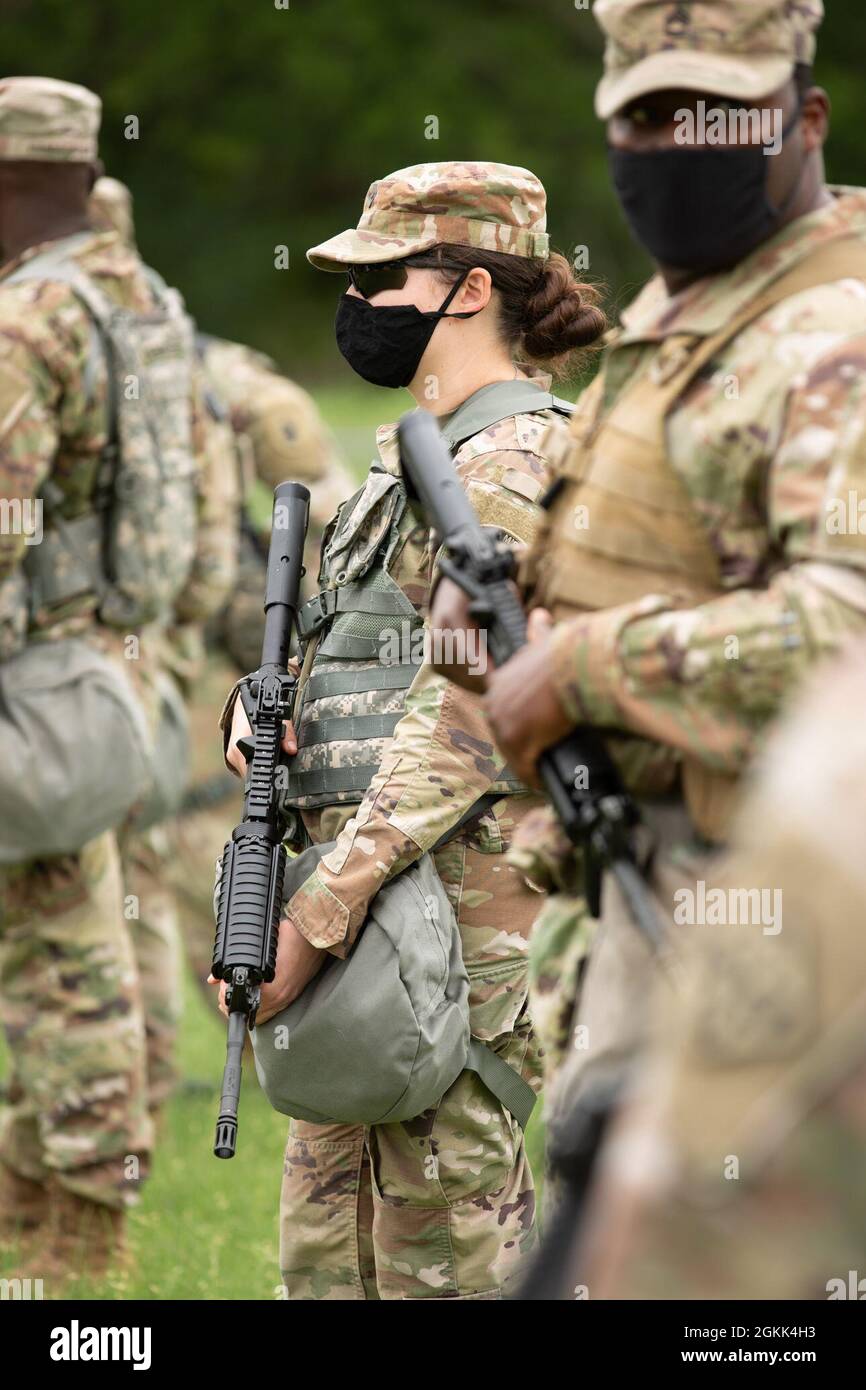 Il SPC dell'Esercito del Nord degli Stati Uniti. Lisa Guile ascolta le ...