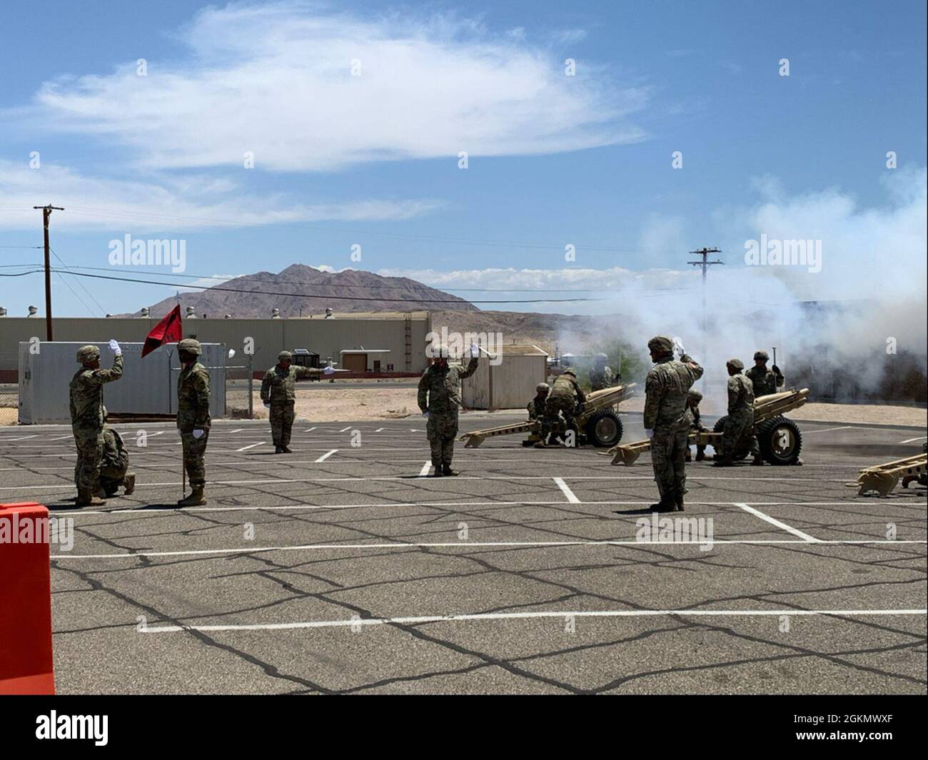 Il team Wolf di Operations Group spara un saluto da 21 pistole durante ...