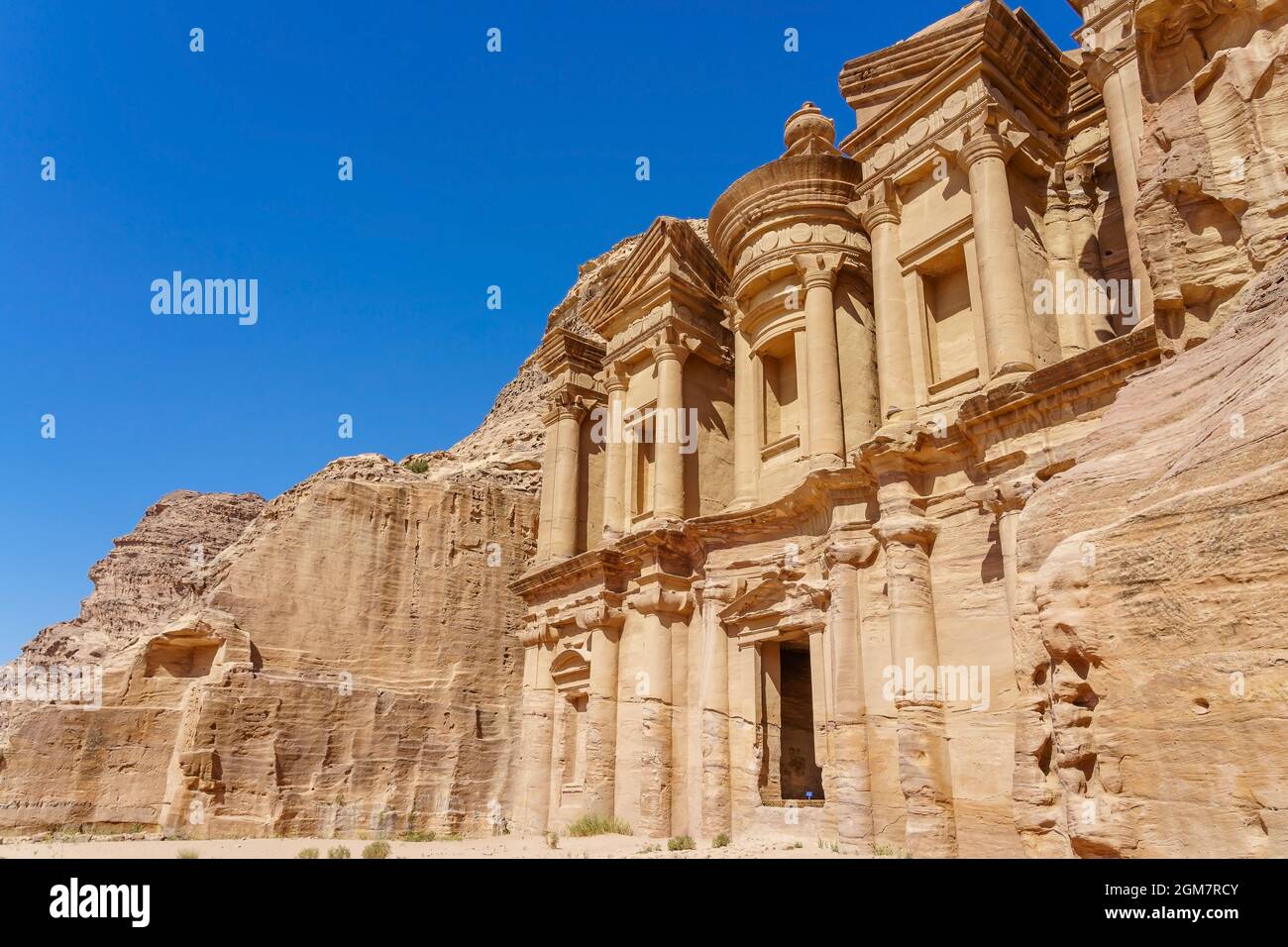 Petra, Giordania: Famosa facciata di ad Deir nell'antica città di Petra ... Petra, Giordania: Famosa facciata di ad Deir nell'antica città di Petra ...