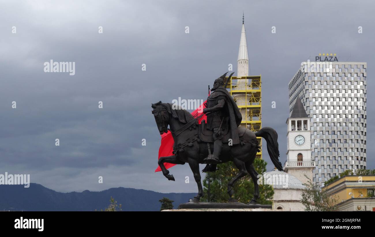 Il monumento di Skanderbeg domina la piazza con sfondo della moschea et ...