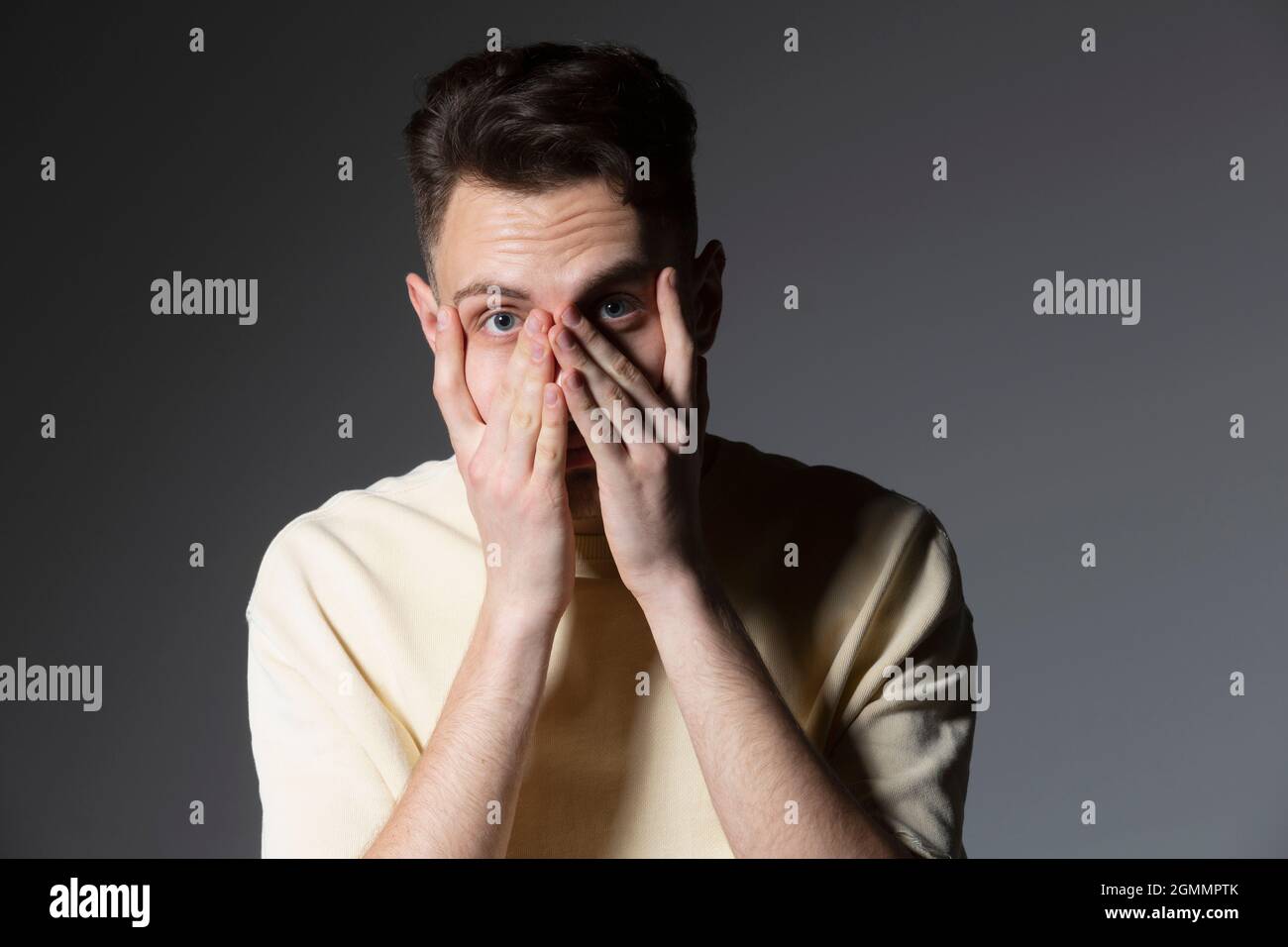 Hände im gesicht immagini e fotografie stock ad alta risoluzione - Alamy