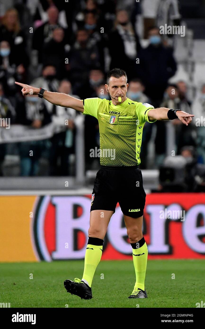 L'arbitro Daniele Doveri reagisce durante la Serie A 2021/2022 partite ...