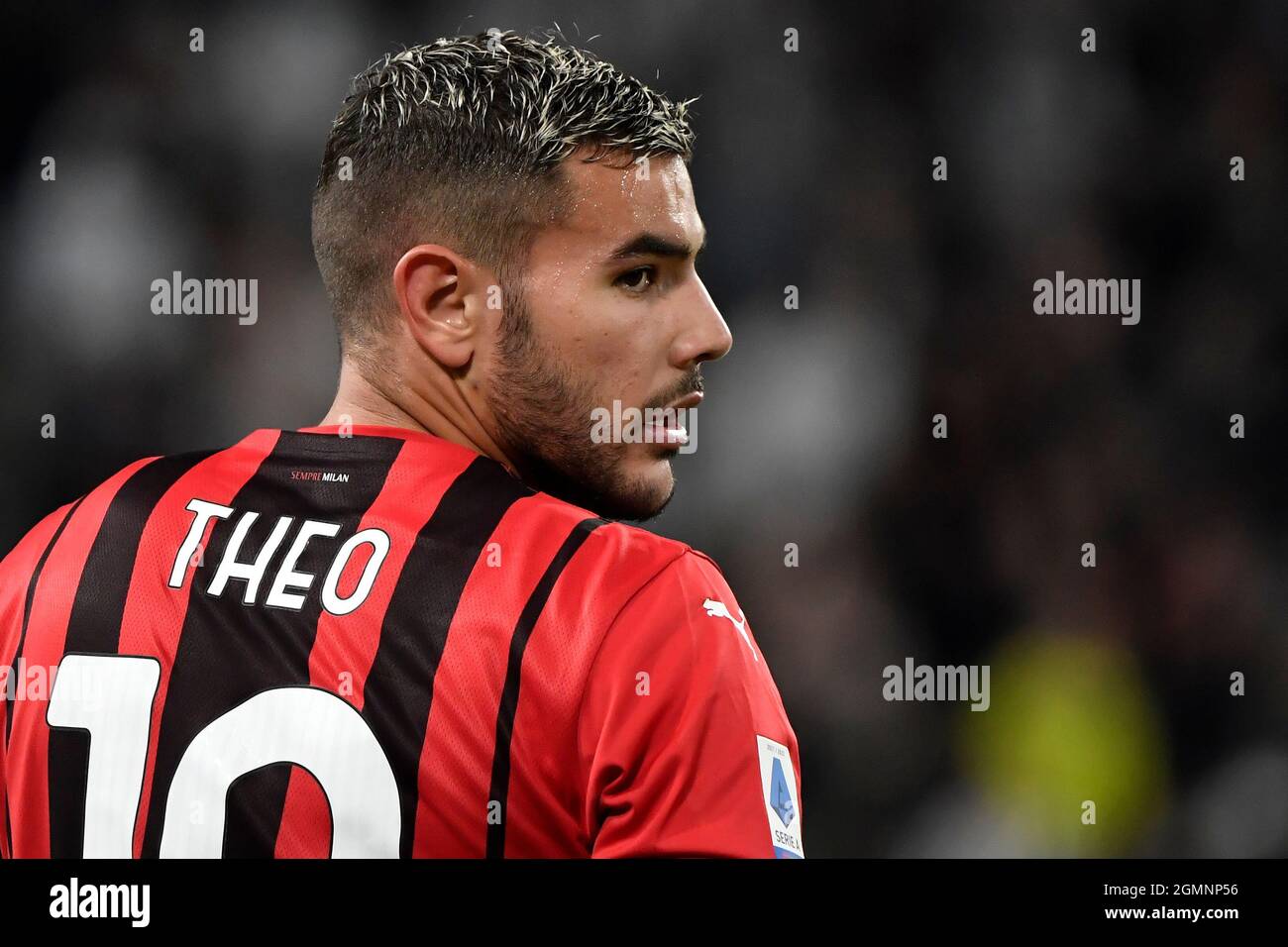 Theo Hernandez di AC Milan reagisce durante la Serie A 2021/2022 ...