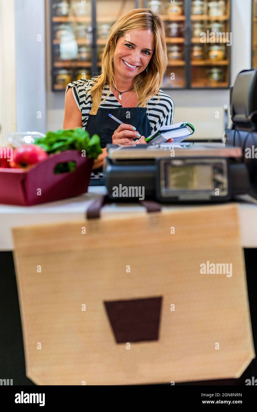 Supermarket cash counter immagini e fotografie stock ad alta ...