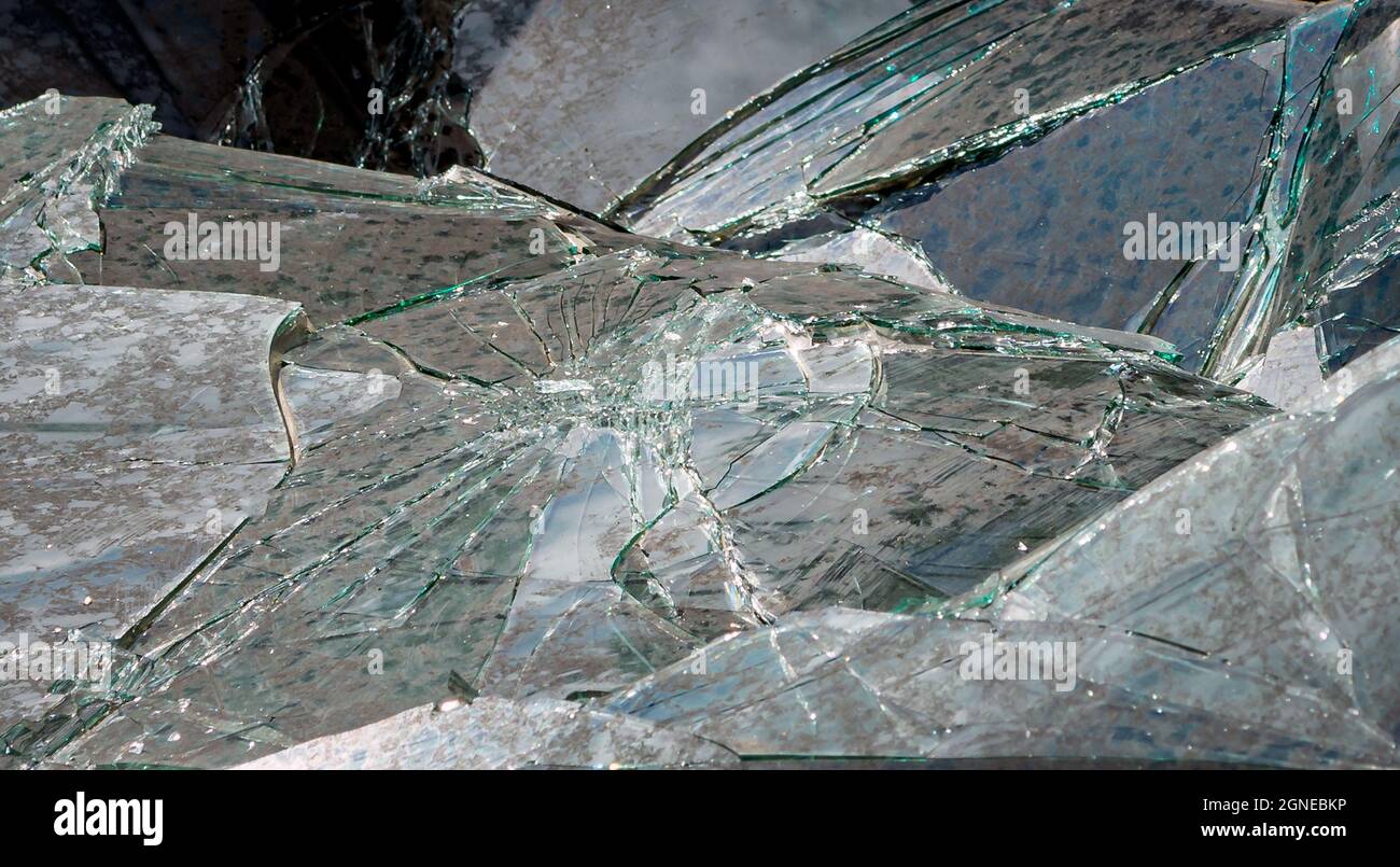 Parabrezza rotto dell'auto immagini e fotografie stock ad alta ...