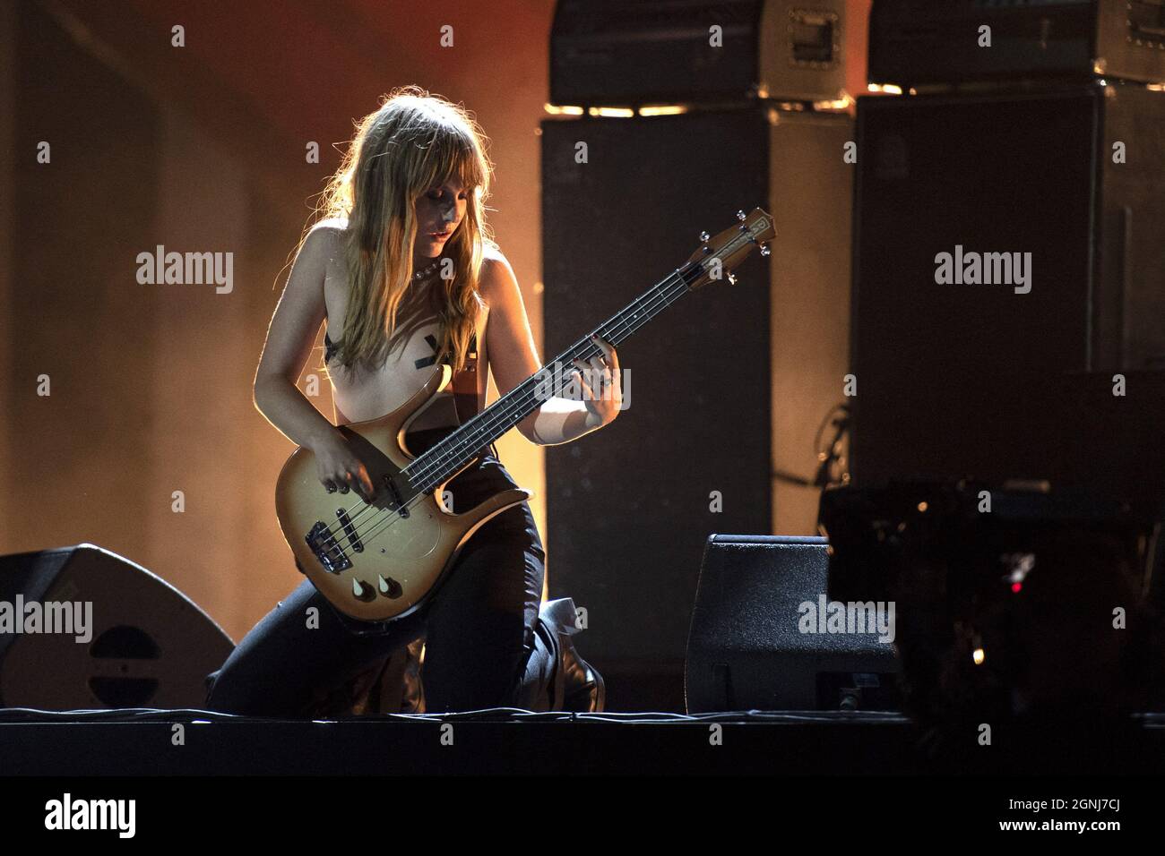 Victoria De Angelis del Maneskin che si esibisce sul palco durante il ...