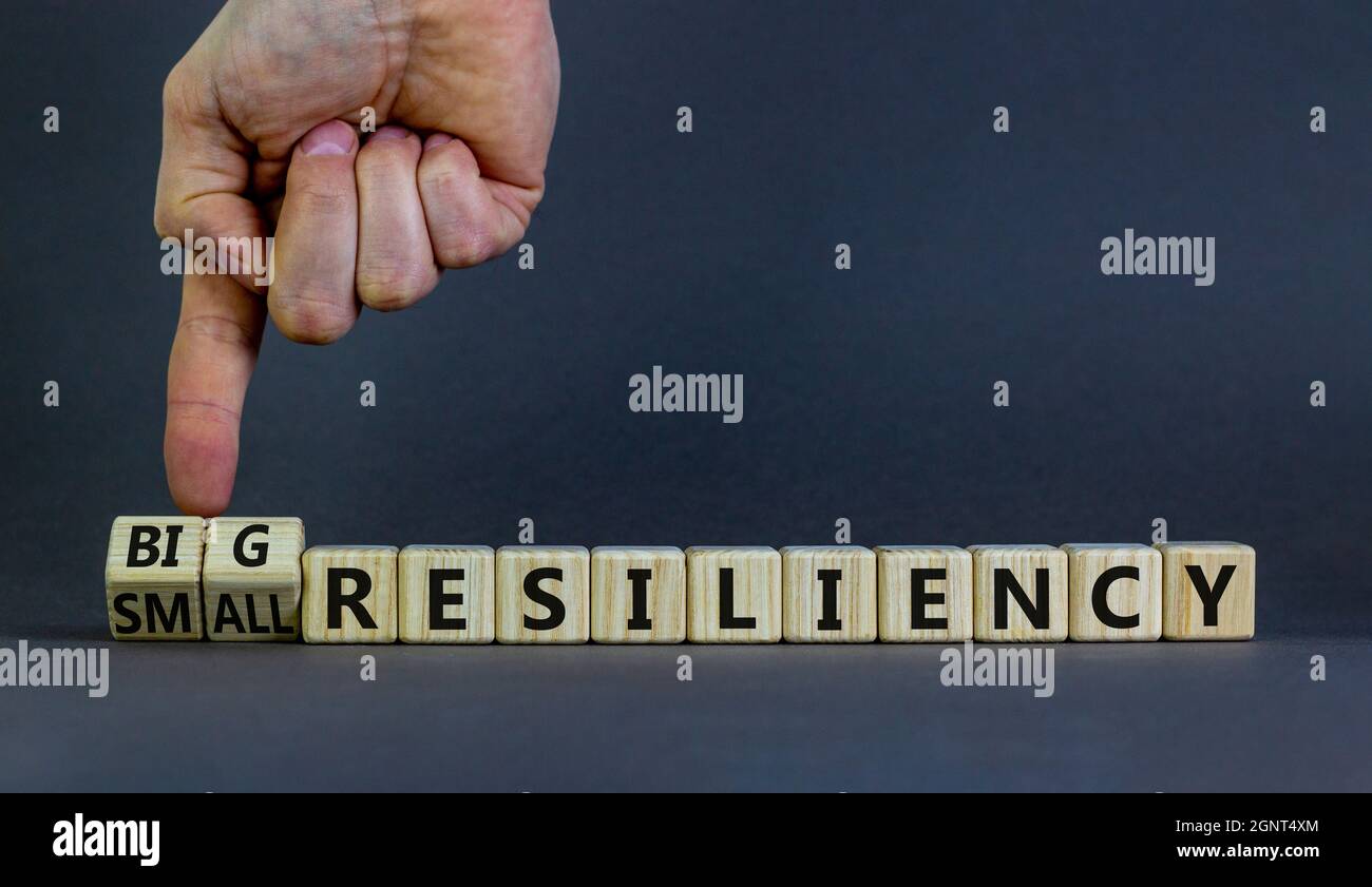 Simbolo di resilienza grande o piccolo. Businessman trasforma i cubi di ...