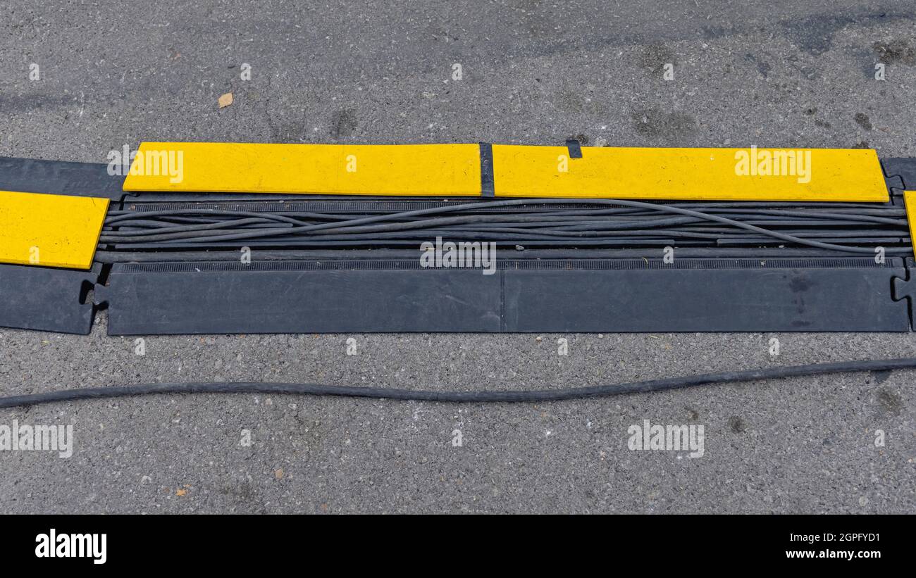 Strada di attraversamento di cavi elettrici immagini e fotografie stock ...