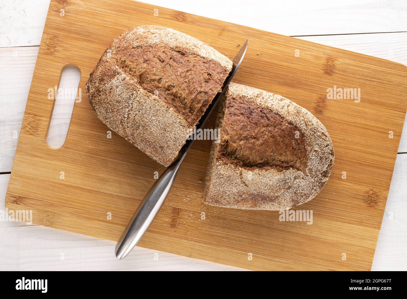 Due metà di una pagnotta, fragrante pane di grano saraceno con un ...
