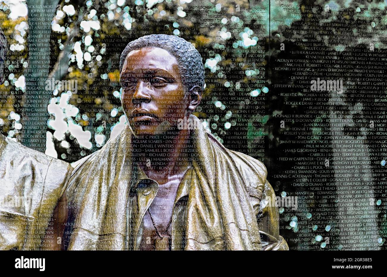 Il membro afro-americano del memoriale dei tre soldati osserva i nomi ...