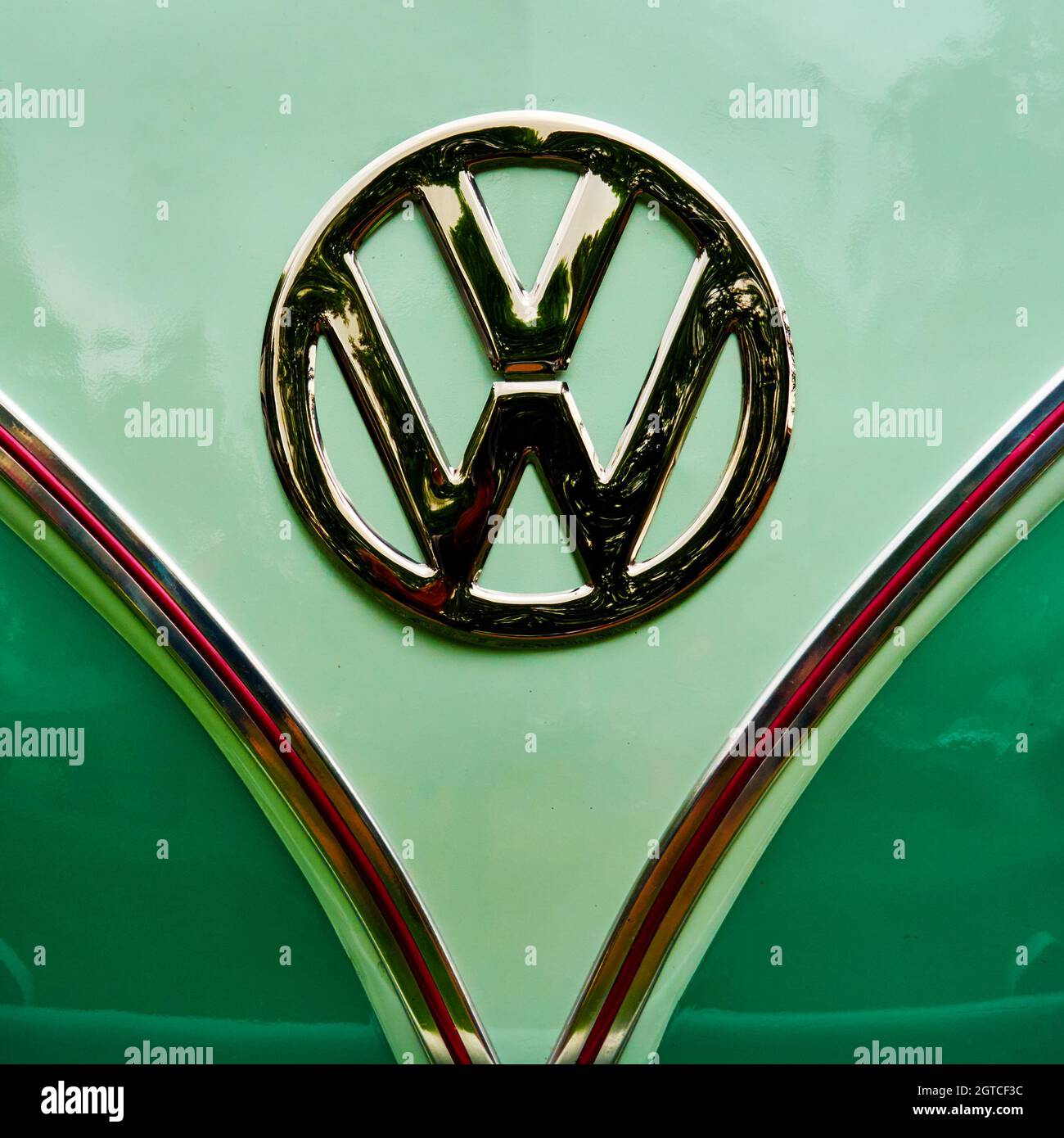 Il logo Volkswagen e il marchio VW di fronte allo storico autobus T1 su ...