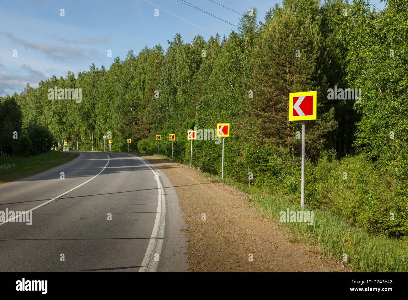 Curva E Svolta Avanti Cartello Stradale Immagini e Fotos Stock - Alamy