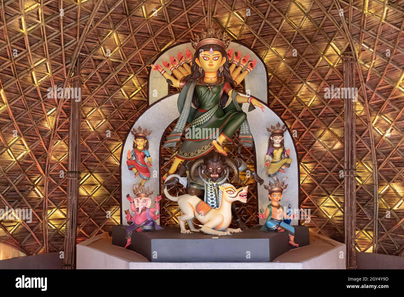 La dea Durga idol decorata al pandal puja a Kolkata, Bengala ...
