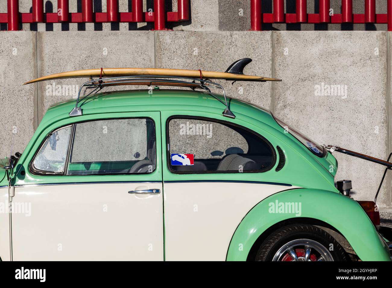 Auto con tavole da surf sul tetto immagini e fotografie stock ad alta ...