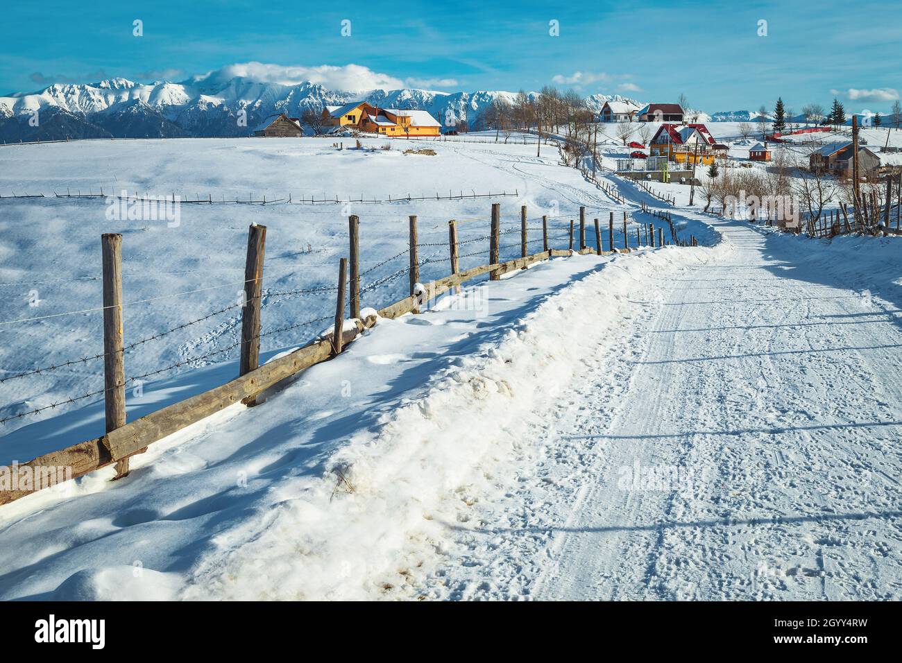 Paesaggio invernale fiabesco con villaggio alpino e meravigliose ...