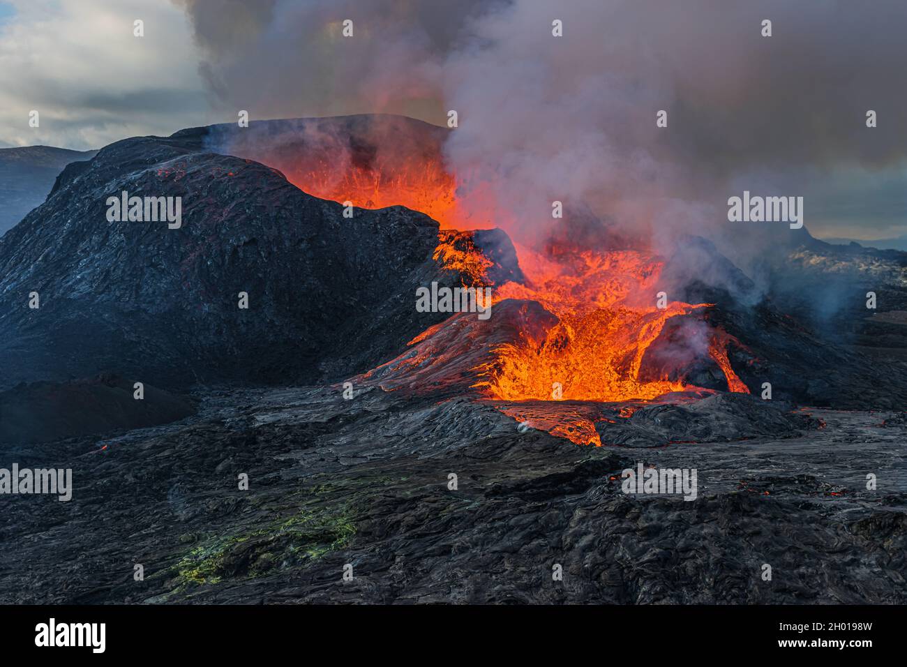 Eruzione vulcanica diurna sulla penisola di Reykjanes. Vista laterale ...