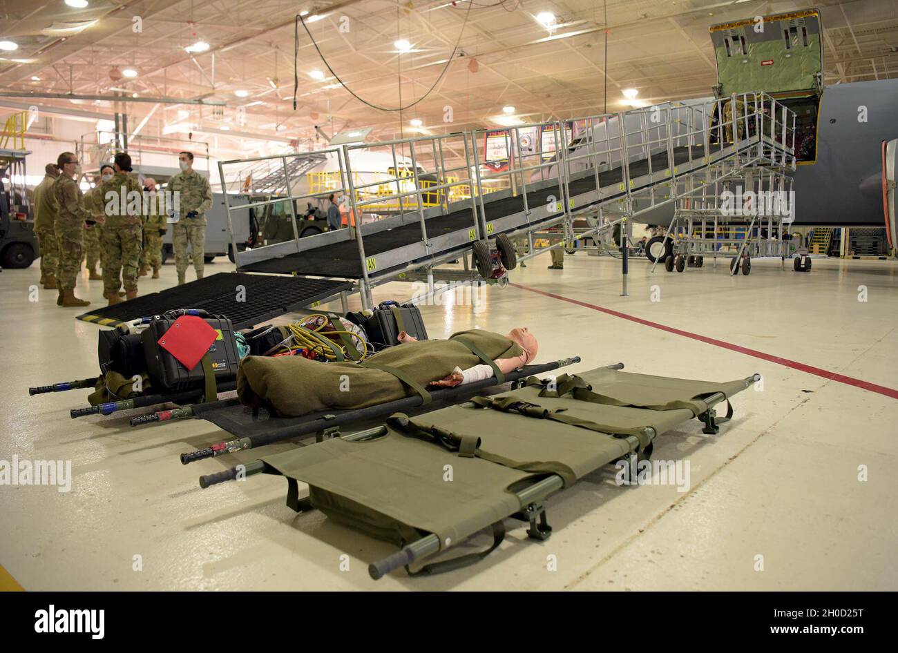 I tecnici medici del 375th Medical Group si preparano a trasportare le ...