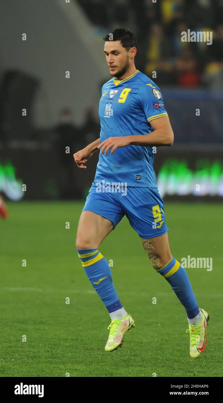 Lviv, Ucraina, 12 ottobre 2021. Roman Yaremchuk (9) di Ucraina è visto ...